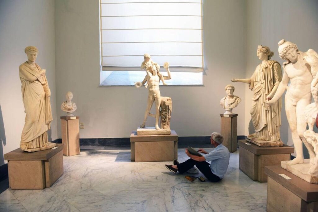 From Michelangelo to Modern Sculptors: The Living Tradition of Carrara ...