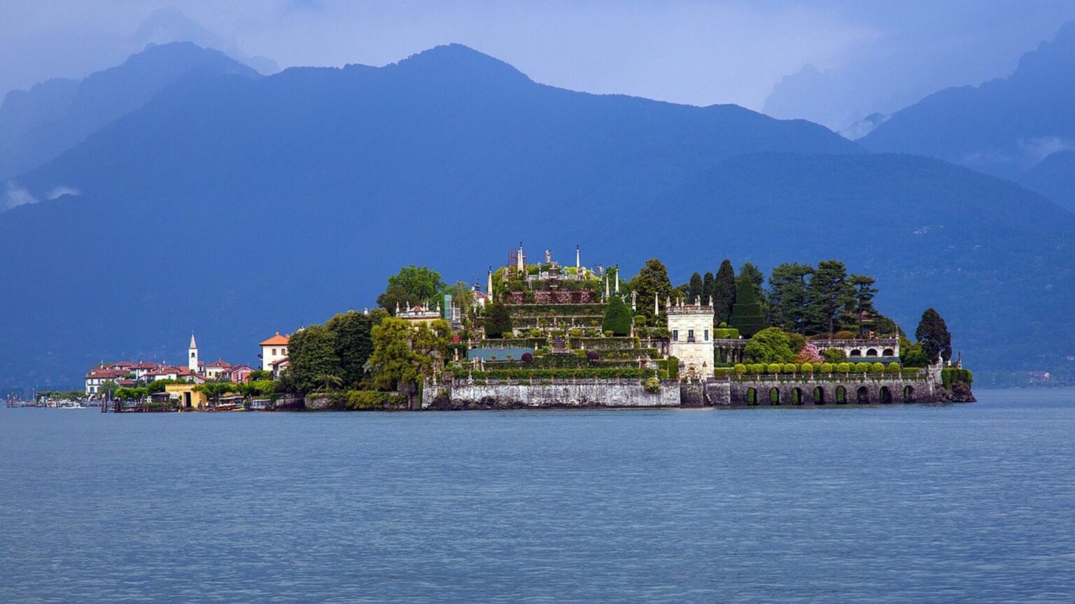 Complete Guide to Lake Trasimeno: Beaches, Islands and Historic Towns ...