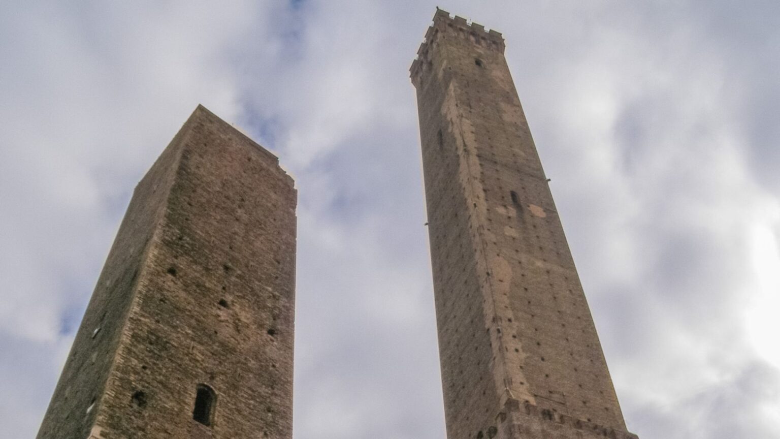 Medieval Engineering: The Story Behind Bologna's Famous Towers - Bellas ...