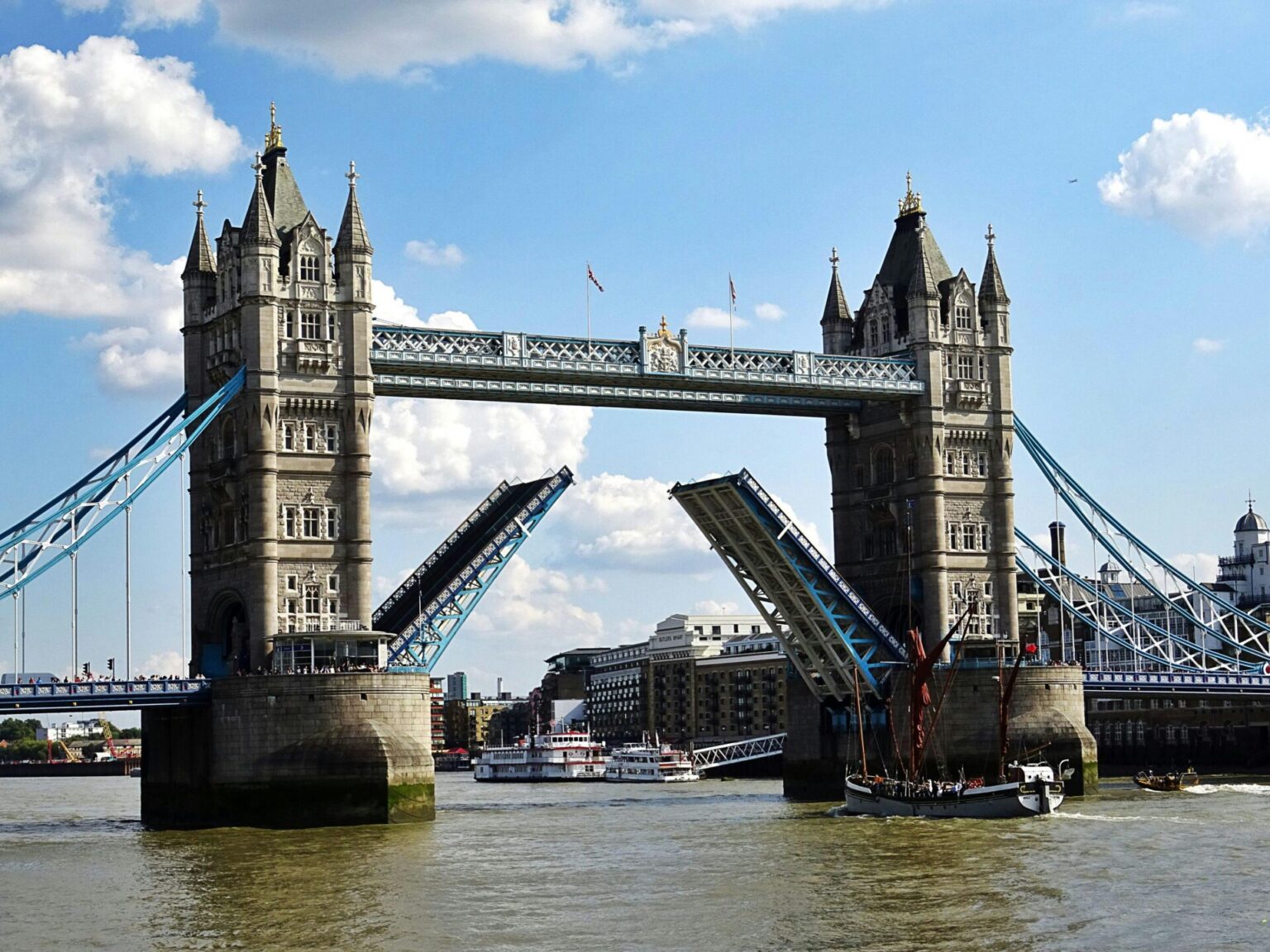 Catching a Tower Bridge Lift: Was My Timing Lucky? (A Guide to Seeing ...