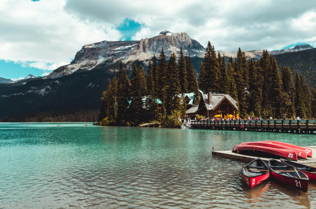9 Canadian Lakes That Redefine What Blue Should Look Like - Bellas Bold ...