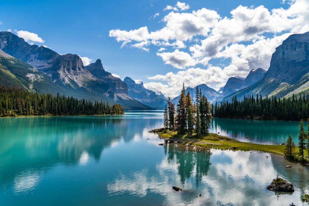 9 Canadian Lakes That Redefine What Blue Should Look Like - Bellas Bold ...